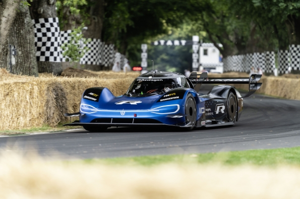 EL ID.R HA VUELTO: VOLKSWAGEN ELECTRIFICA GOODWOOD - Clásicos al Volante
