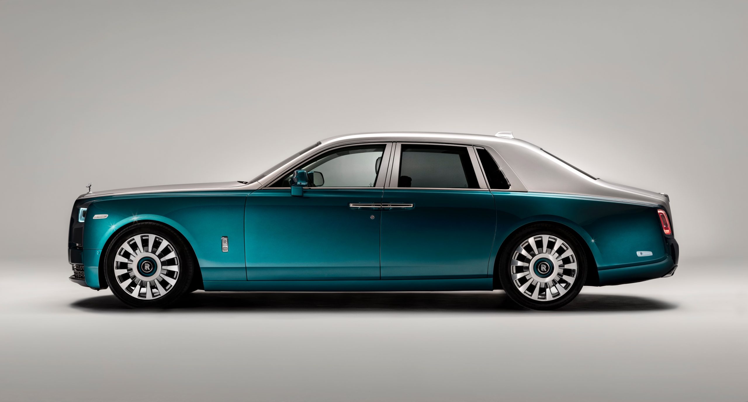 PHANTOM ‘IRIDESCENT OPULENCE’ A HIGHLY BESPOKE ROLLS-ROYCE ARRIVES IN ...