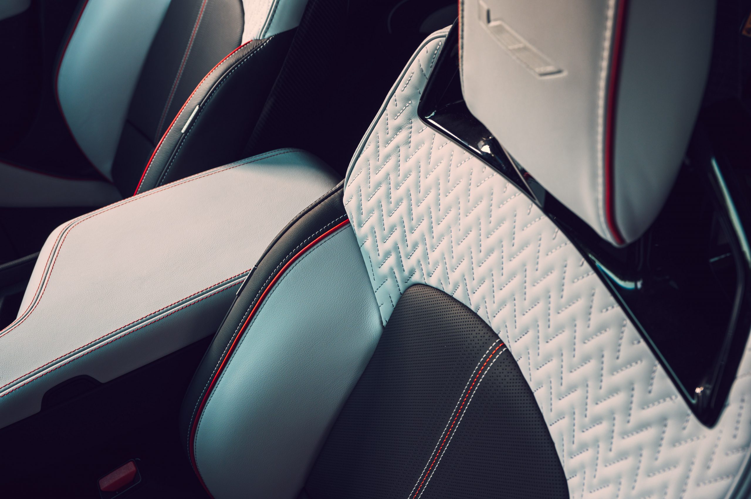 THE V-SERIES BLACKWINGS HAVE LANDED - Clásicos al Volante