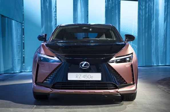 LA PARRILLA DE DOBLE PUNTA DE FLECHA DE LEXUS CAMBIA