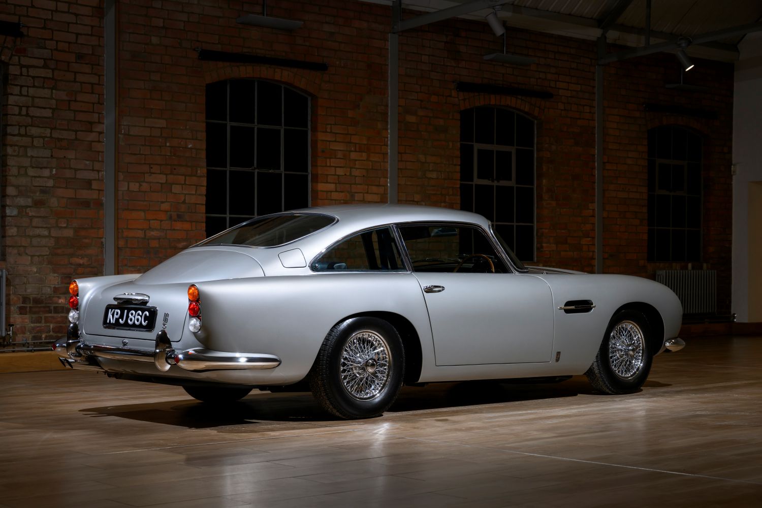ASTON MARTIN WORKS RESTORES AN DB5